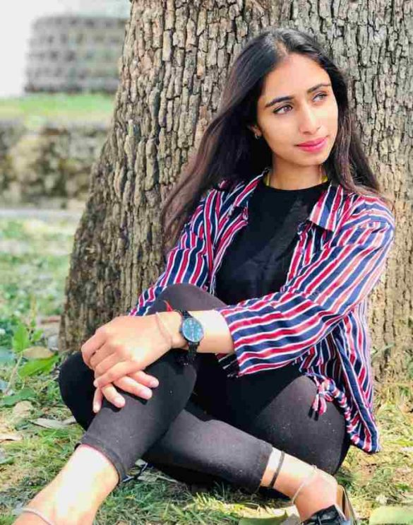 37 Stylish Photo Poses for Ladies -Styles to Try - Claraito's Blog