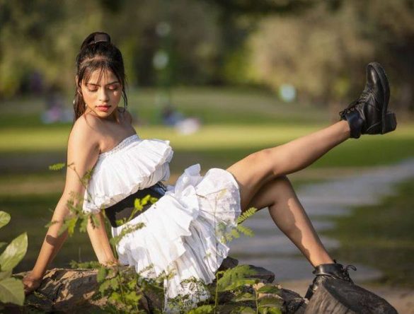 37 Stylish Photo Poses for Ladies -Styles to Try - Claraito's Blog
