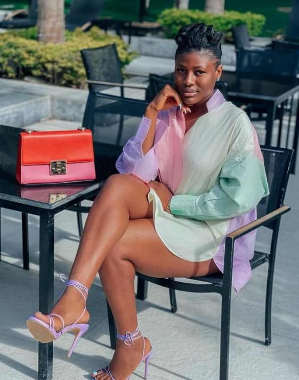 37 Stylish Photo Poses for Ladies -Styles to Try - Claraito's Blog