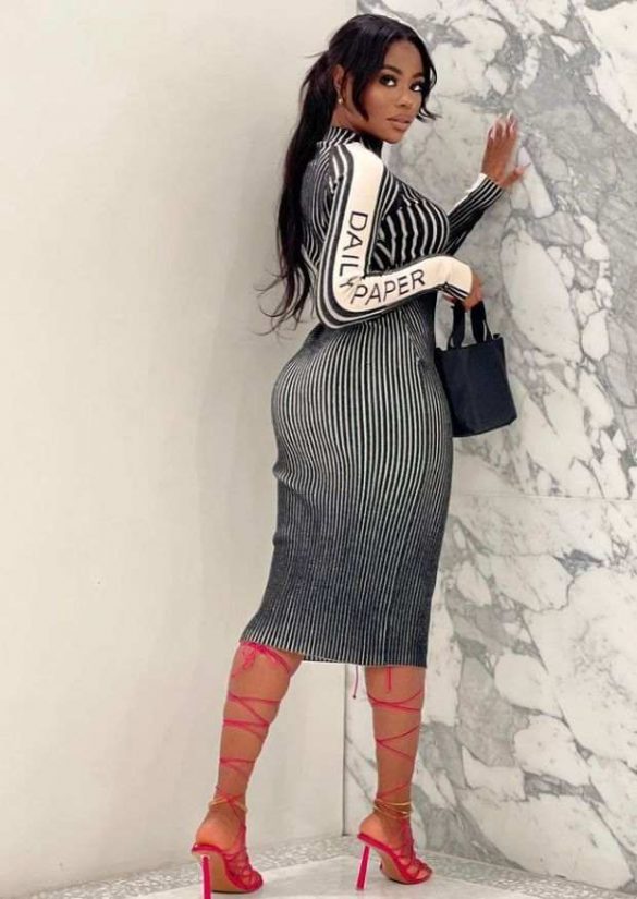 37 Stylish Photo Poses for Ladies -Styles to Try - Claraito's Blog